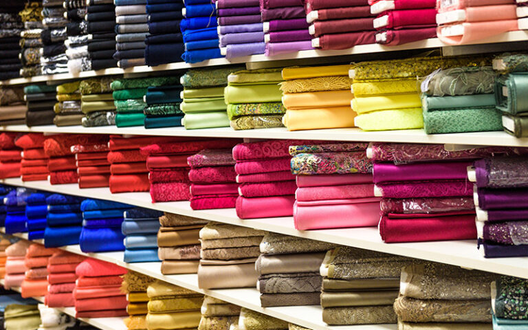 Comment faire un paquet cadeau avec du tissu ? - Creavea